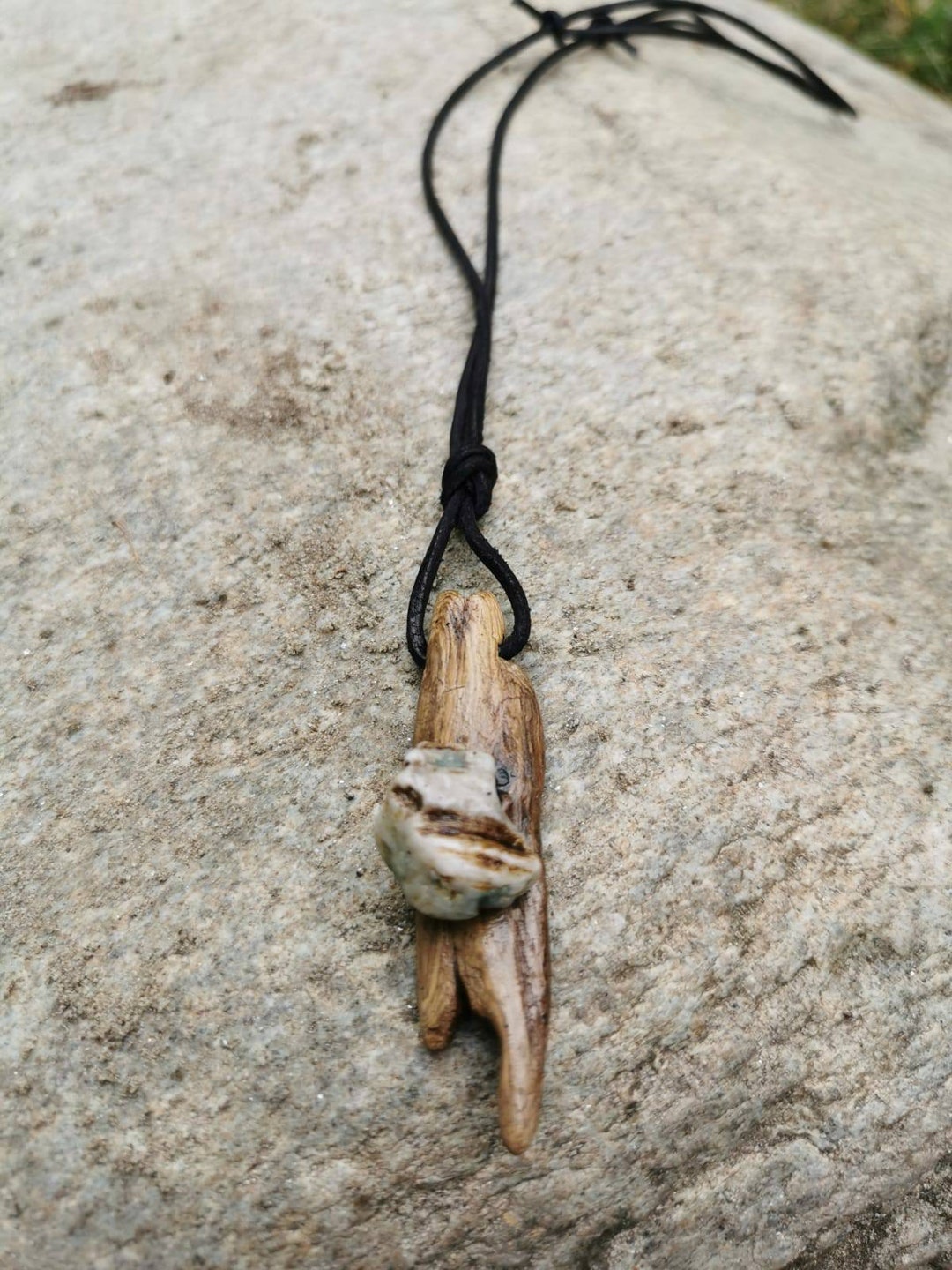 Collar con correa de cuero en madera a la deriva e Isarkies Glaicer ...