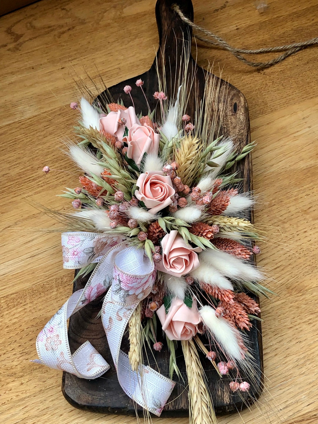 Dried flower arrangement on hanging wooden chopping board - Etsy Österreich