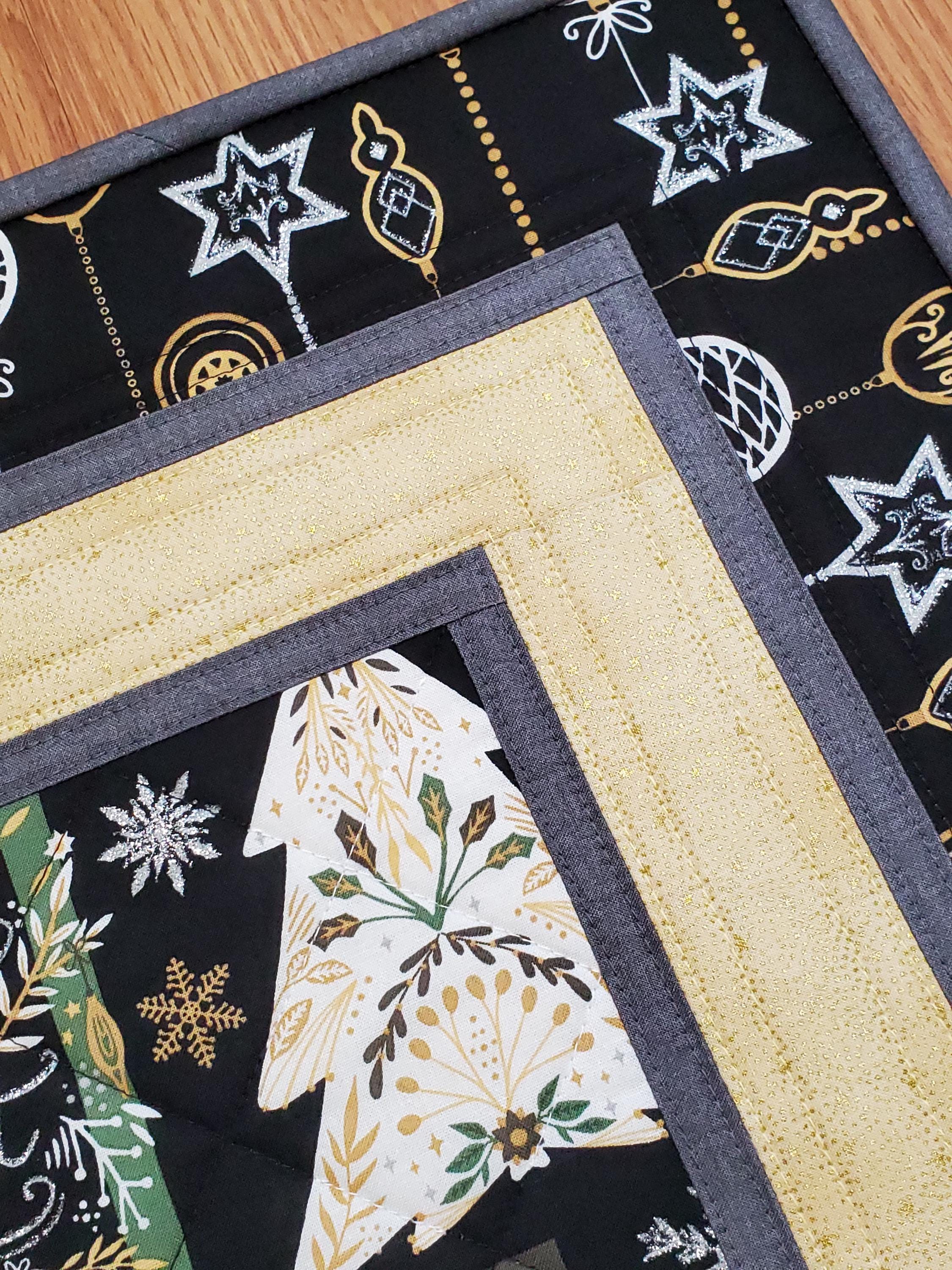 Quilted Christmas Table Topper, Modern Holiday Wall Hanging, 19.5" - Etsy