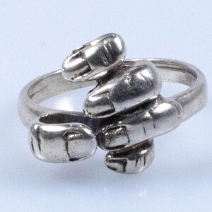 Vintage Sterling Silver Abstract Ring With Gripping Hand & Fingers size ...