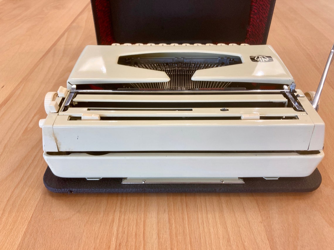 1975 Princess 500 Portable Typewriter - Etsy