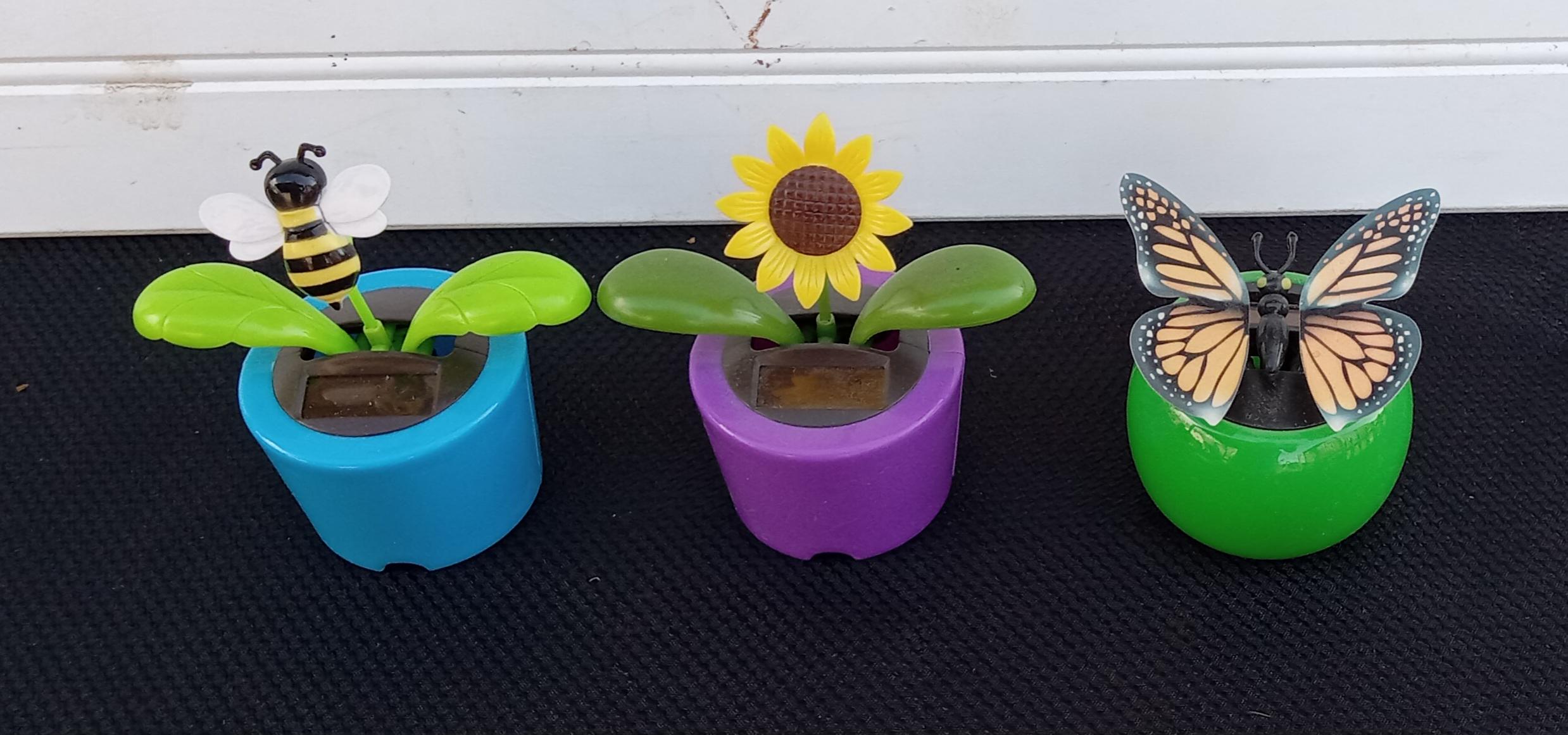 White Daisy Solar Window Dancers