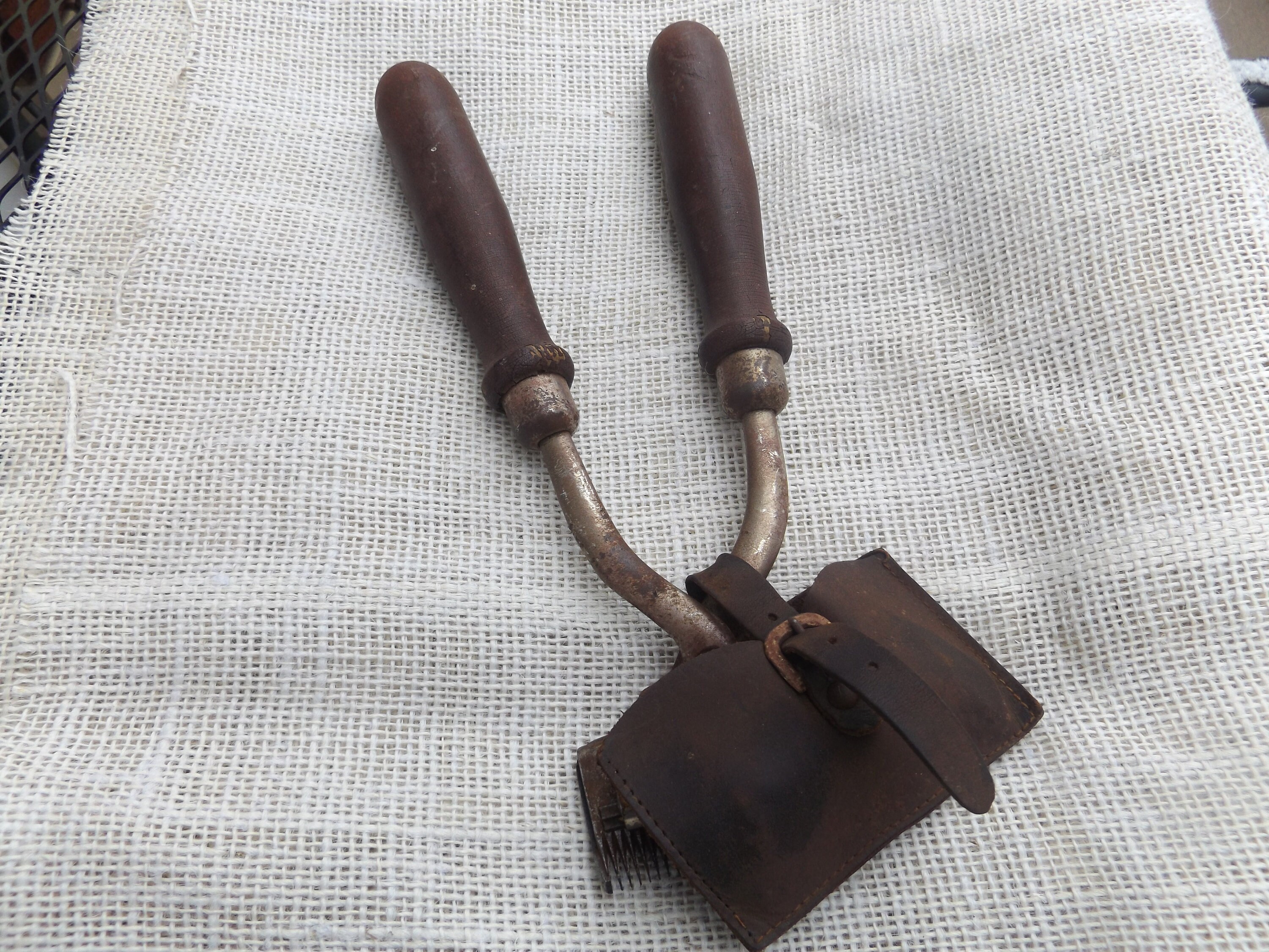 Vintage Old Sheers/vintage Hair Clippers/wood Handle Clippers/clippers ...