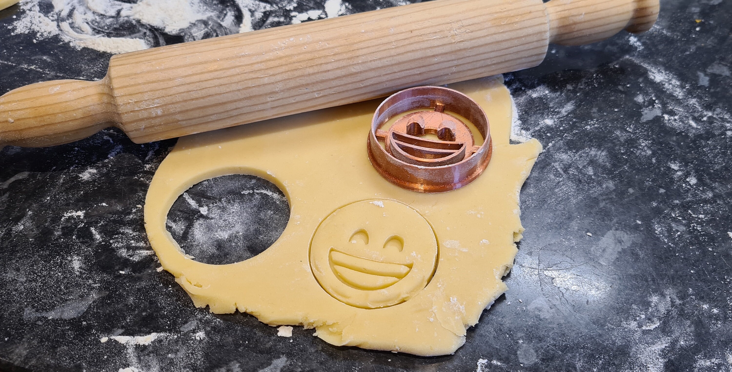 Copper 3D Printed Smiling Face Emoji Cookie/biscuit/fondant Cutter ...