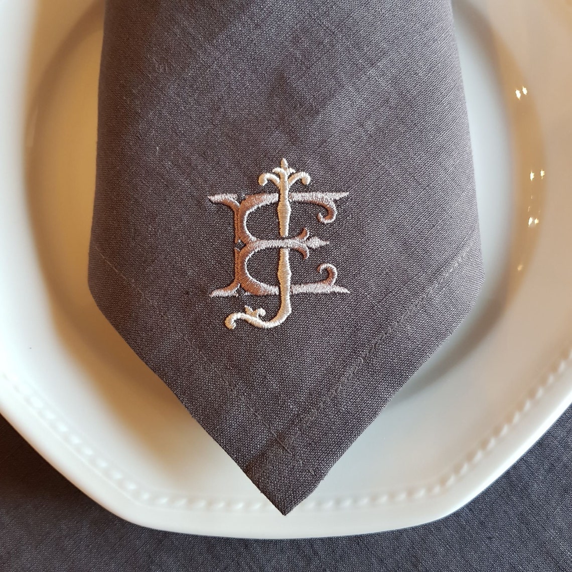 Custom Embroidered Linen Napkins: Monogrammed Wedding Decor - Etsy