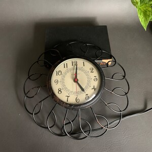 Vintage UNITED Kitchen Wall Clock Electric Metal Black Wire Design ...
