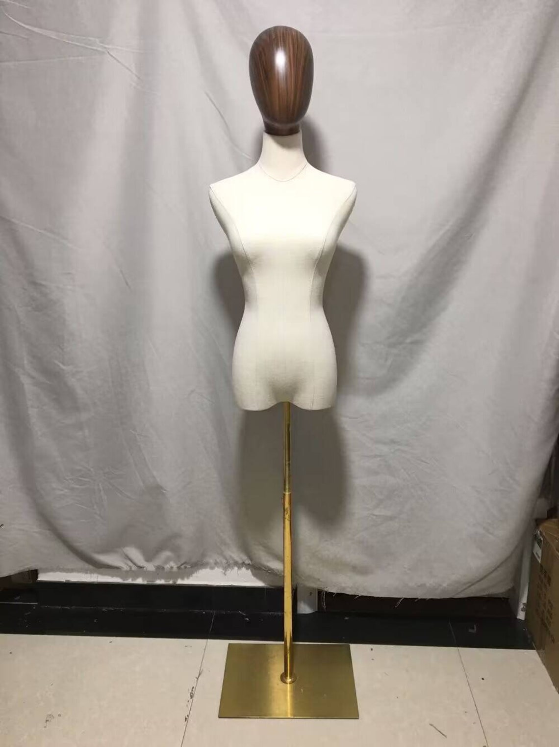 Adjustable Gold Base Wooden Mannequin Head Linen Female Mannequin Dress ...