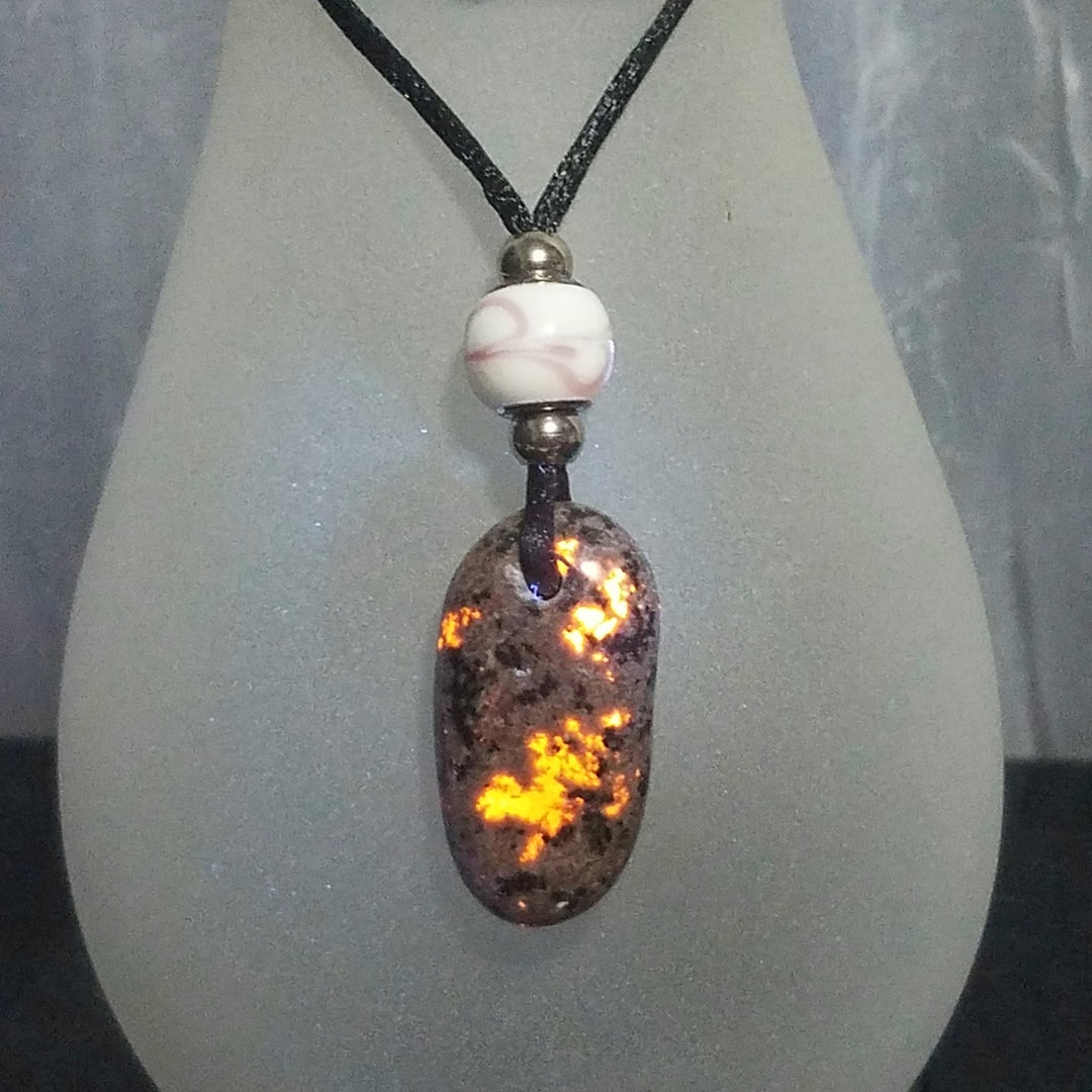Glowing Yooperstone Necklace. Fluorescent Sodalite. FREE 365nm UV ...