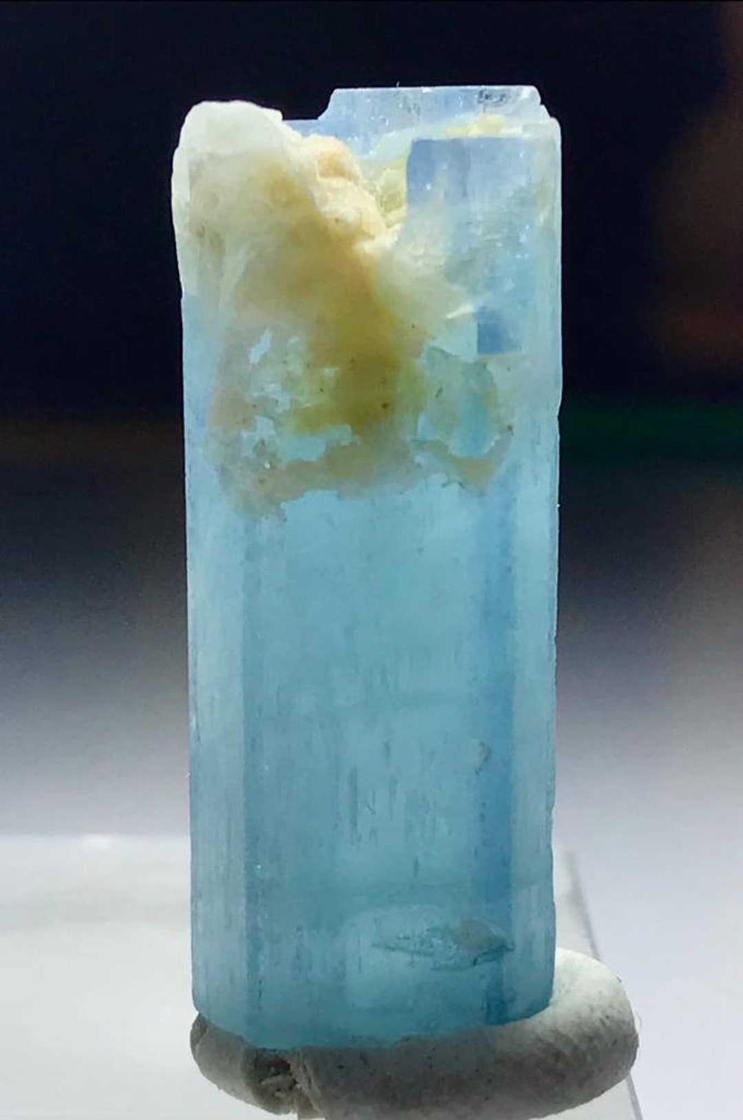 Cristal de aguamarina azul de alta calidad con feldespato de borde ...