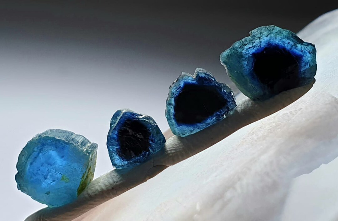 Rodajas de turmalina azul tinta - Etsy España