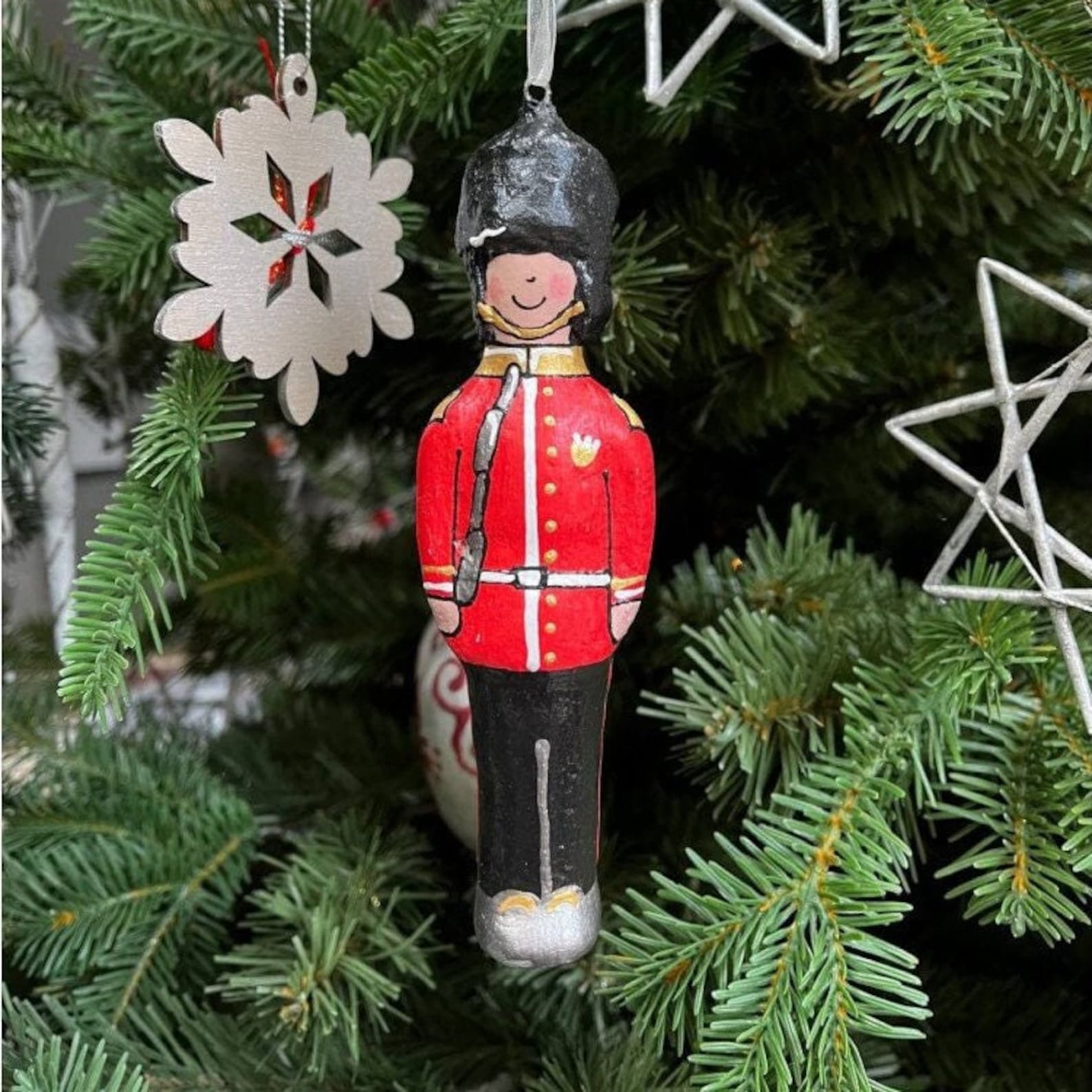 Sculpture the Queen's Guard Figurine Shatterproof Decor Paper Mache ...