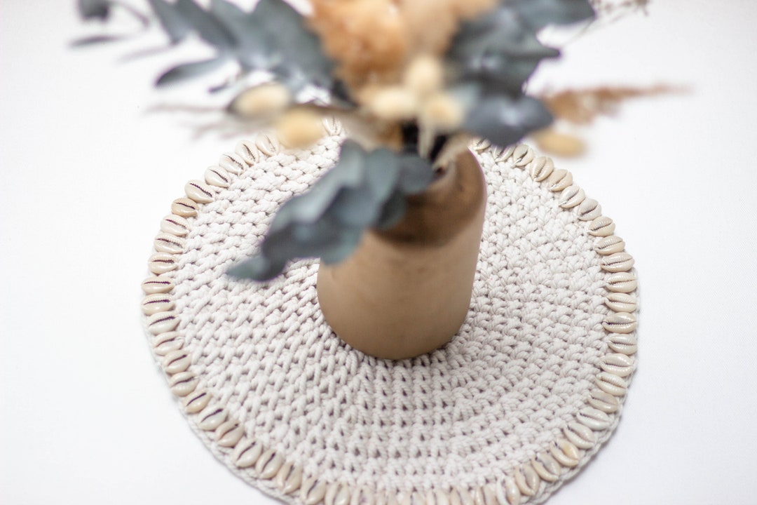 Untersetzer gehäkelt im Boho Stil, Makramee Platzset rund mit Muscheln ...