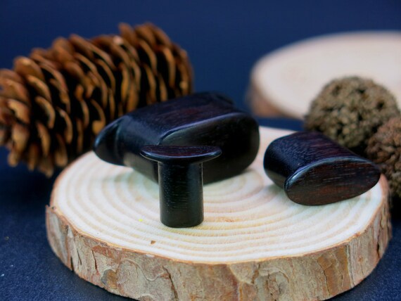 Oval labret plug store