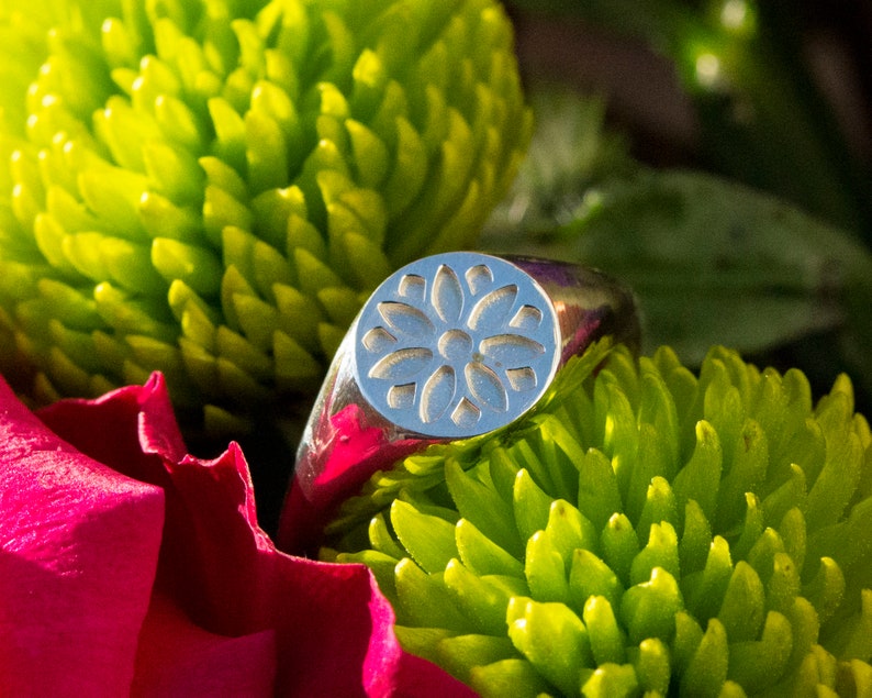 Daisy Signet Ring, Floral Engraved Ring, Flower Signet Ring, Dainty ...