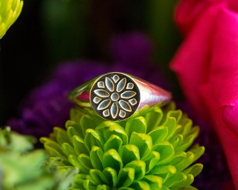 Daisy Signet Ring, Floral Engraved Ring, Flower Signet Ring, Dainty ...