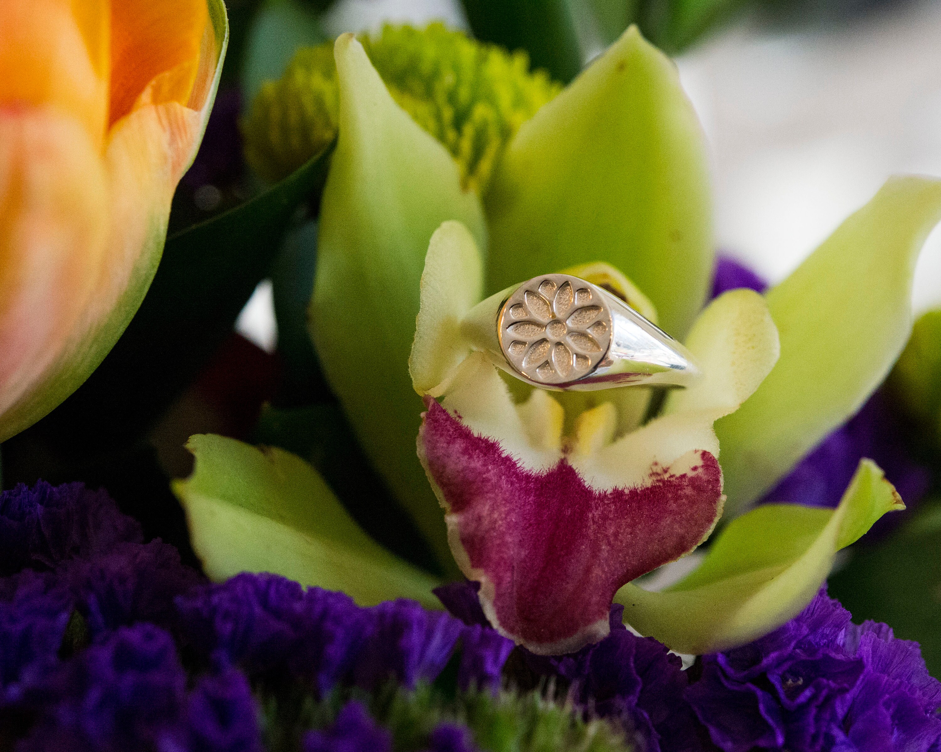 Daisy Signet Ring, Floral Engraved Ring, Flower Signet Ring, Dainty ...