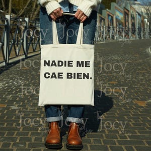 Spanish Tote Bag – Nadie Me Cae Bien – Funny Neutral Canvas Tote ...