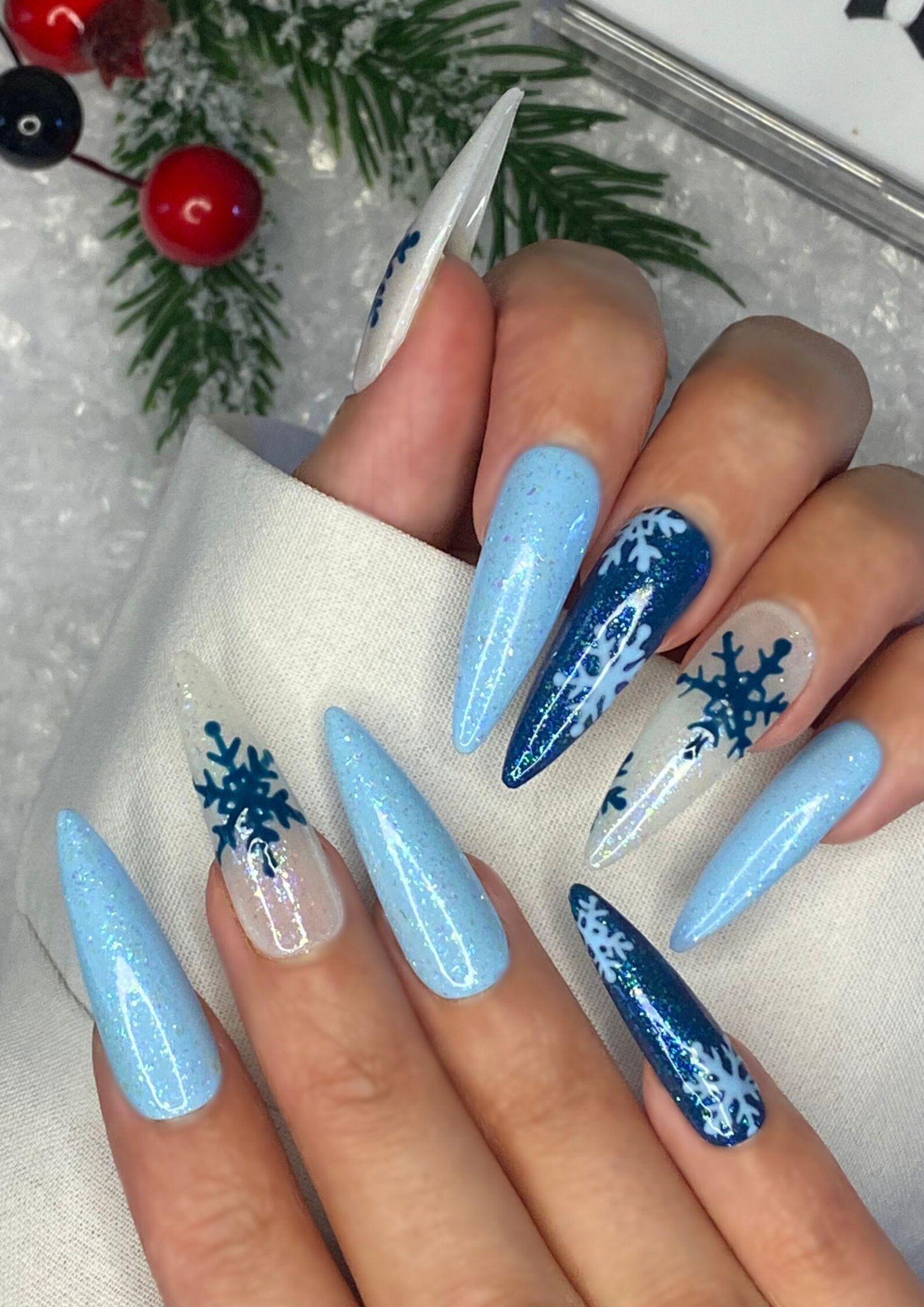 WINTER FROST - Christmas Press on Nails, Blue Snowflake Winter ...
