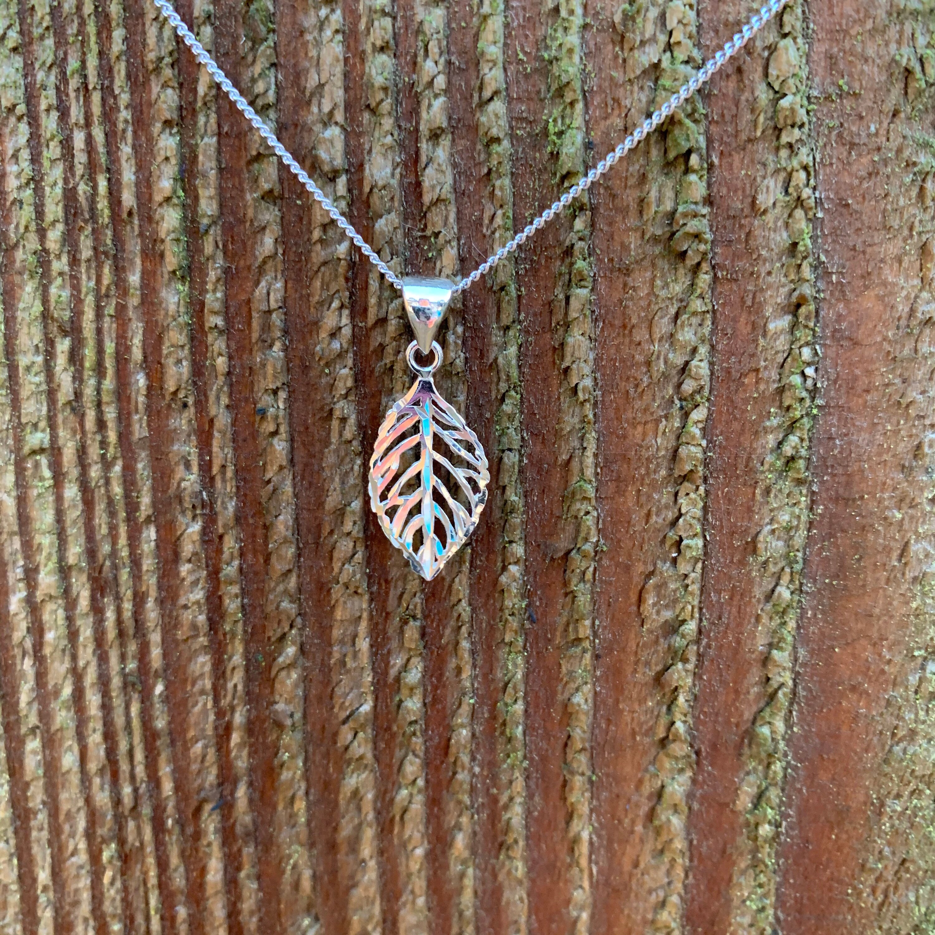 Sterling Silver Diamond Cut Leaf Pendant on Diamond Cut Curb - Etsy.de