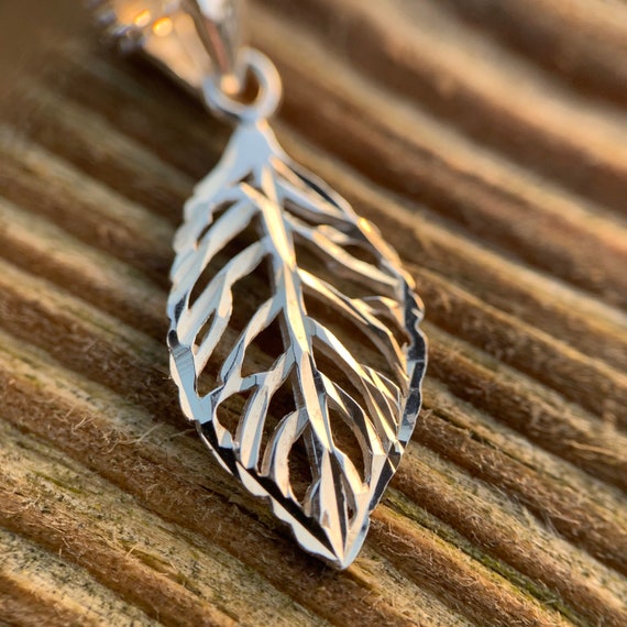 Sterling Silver Diamond Cut Leaf Pendant on Diamond Cut Curb - Etsy.de