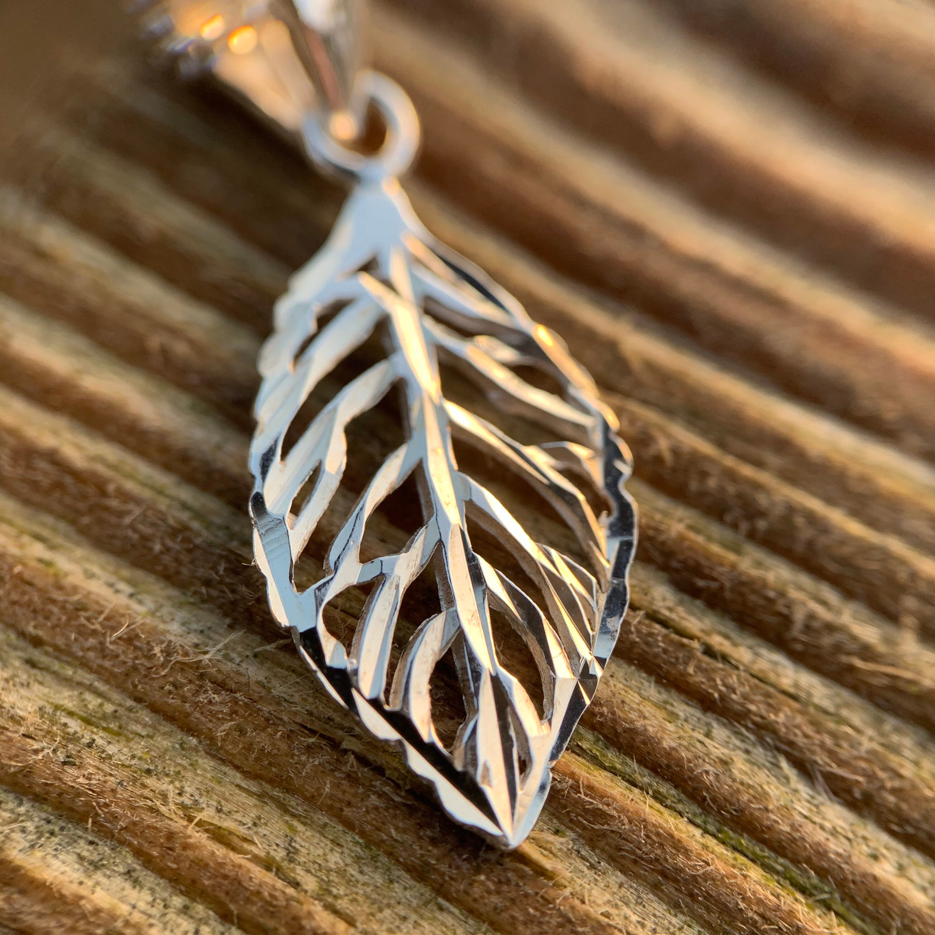 Sterling Silver Diamond Cut Leaf Pendant on Diamond Cut Curb - Etsy.de