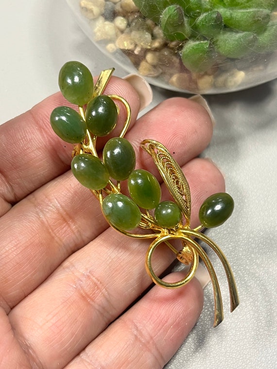Vintage floral jade brooch - Gem Vintage floral jade brooch - Gem