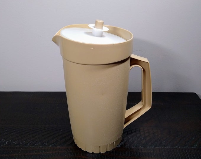 2 Quart Tupperware Beige Pitcher, Vintage Pitcher - Etsy