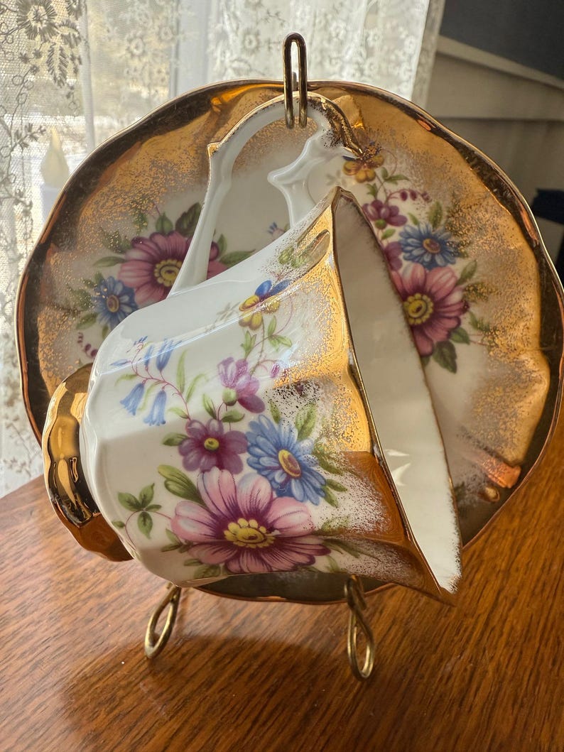 ELIZABETHAN Pristine Vintage Teacup & Saucer With Gold Rim Edging and ...