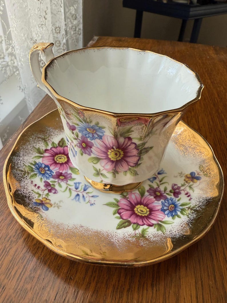 ELIZABETHAN Pristine Vintage Teacup & Saucer With Gold Rim Edging and ...