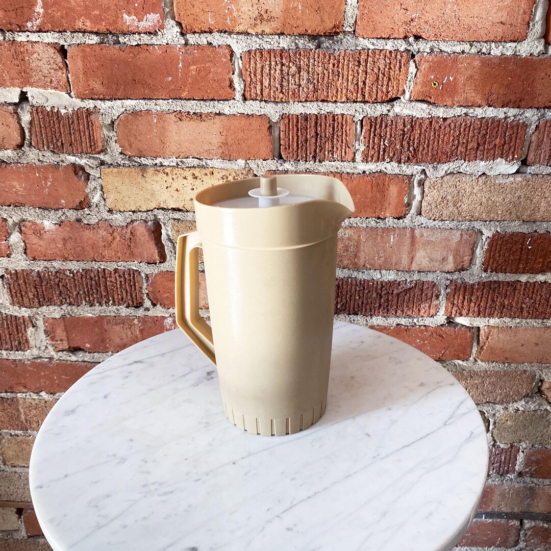 Vintage Tupperware 2 Quart Beige Pitcher With White Pop-up Lid | Tan ...