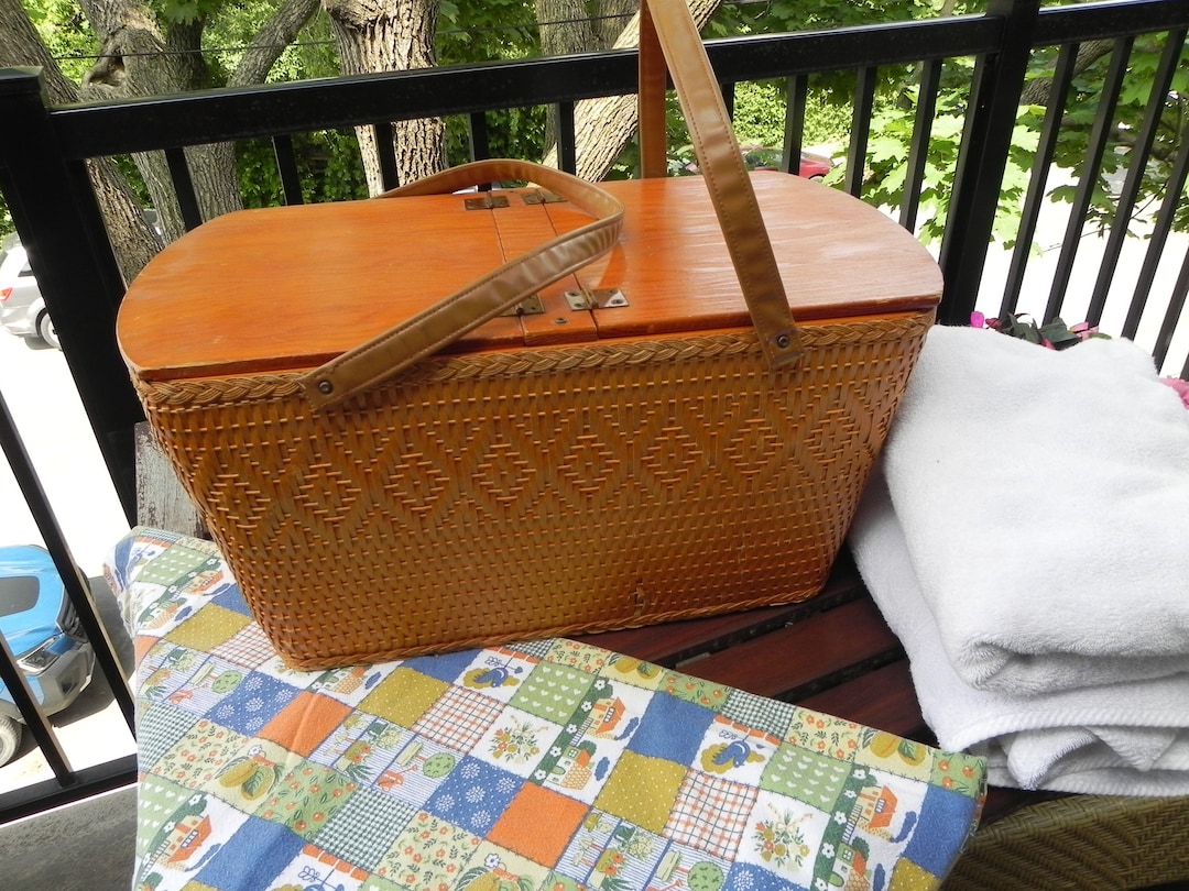 Vintage Wicker Hamper With Lid and Handles | Regal Hamper Rockland ...