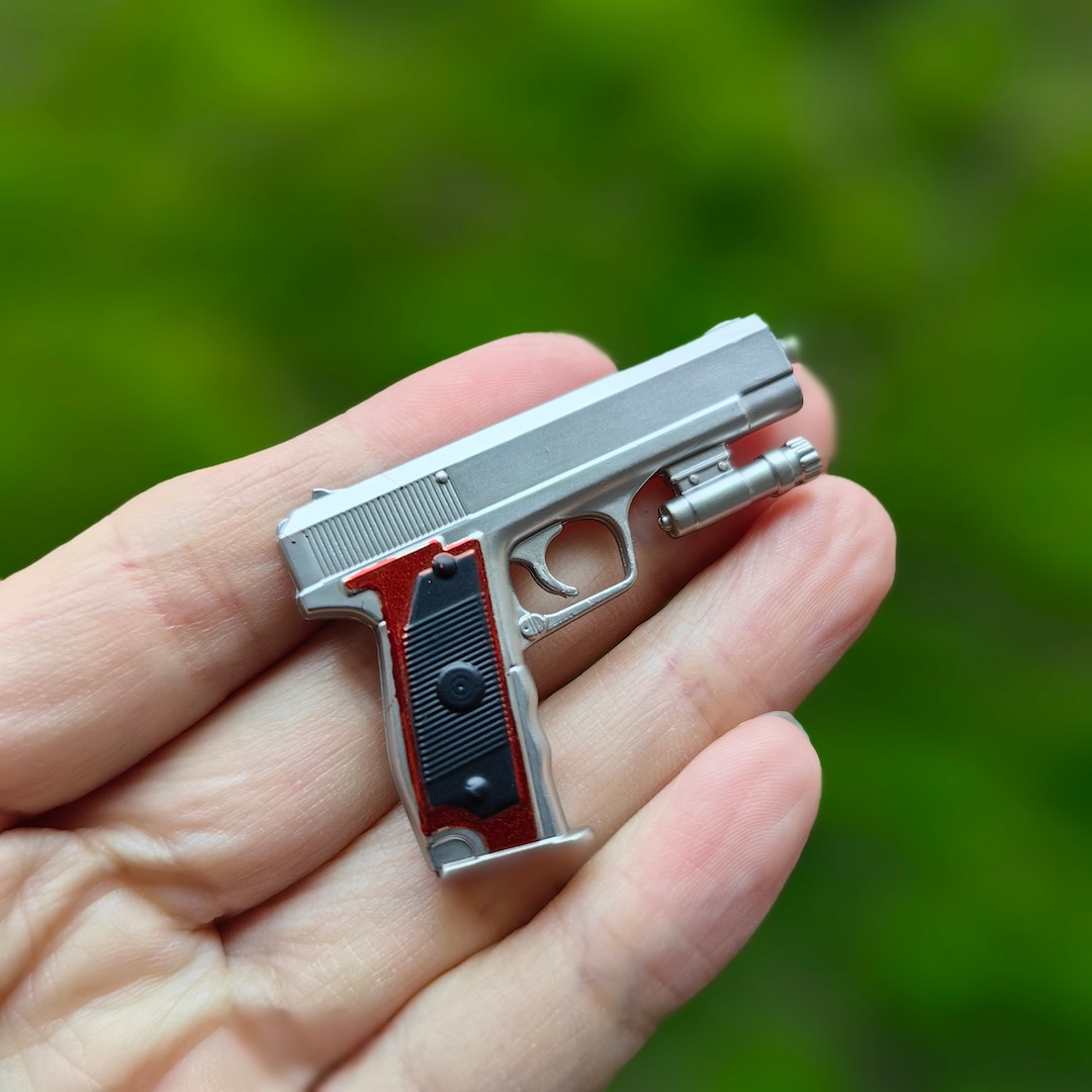Re 4 Remake Leon SG-09R Handgun Miniature Leon Silver Ghost Small ...
