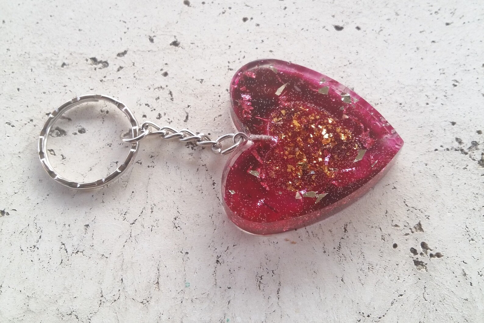 Heart-shaped key chain in epoxy resin with handmade gold leaf | Etsy