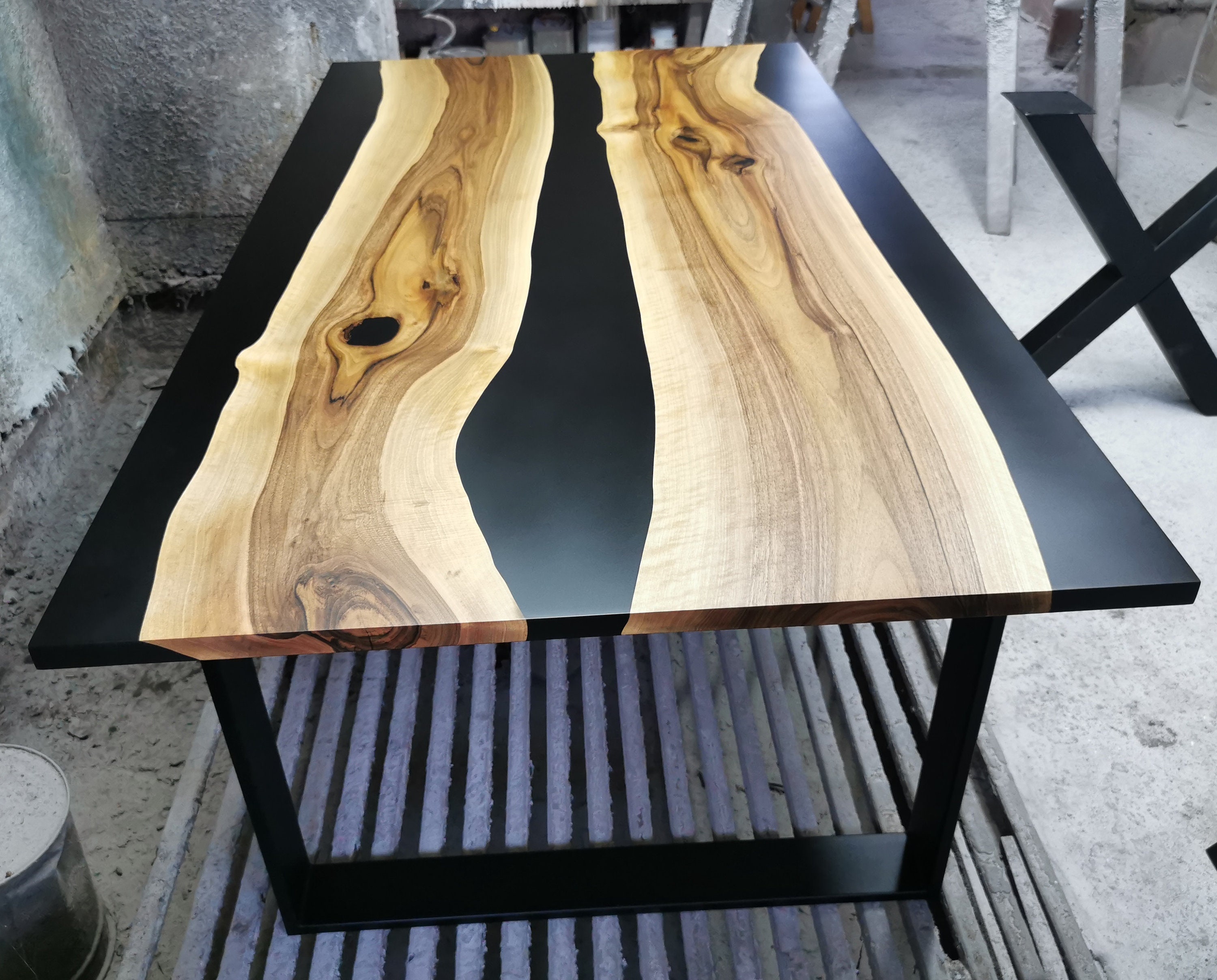 Table époxy En Noyer à Manger Table De Rivière Noire Table Etsy France