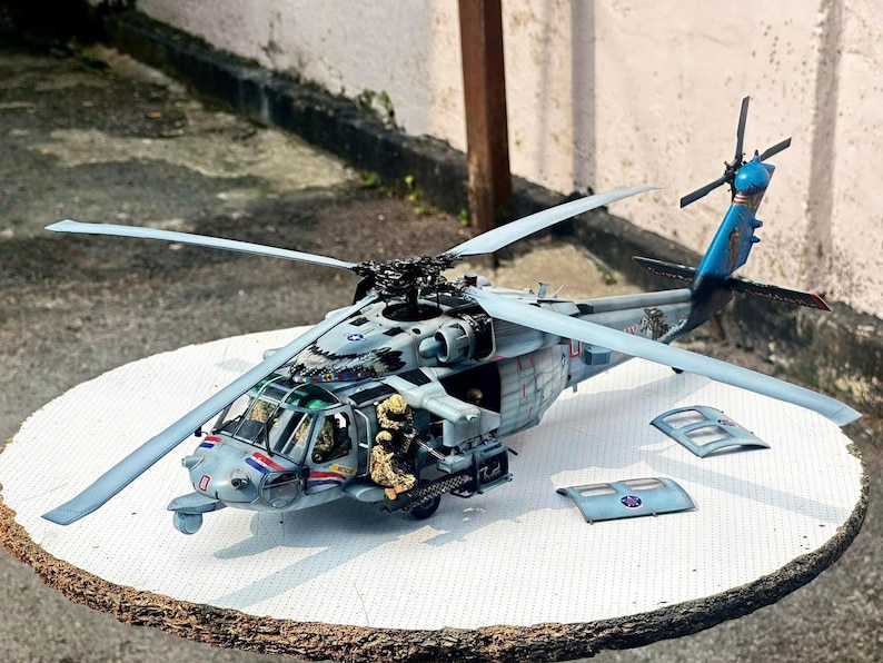 Pre-order, MH-60S Knighthawk With 6 Figures, Scale 1/35 Built and ...