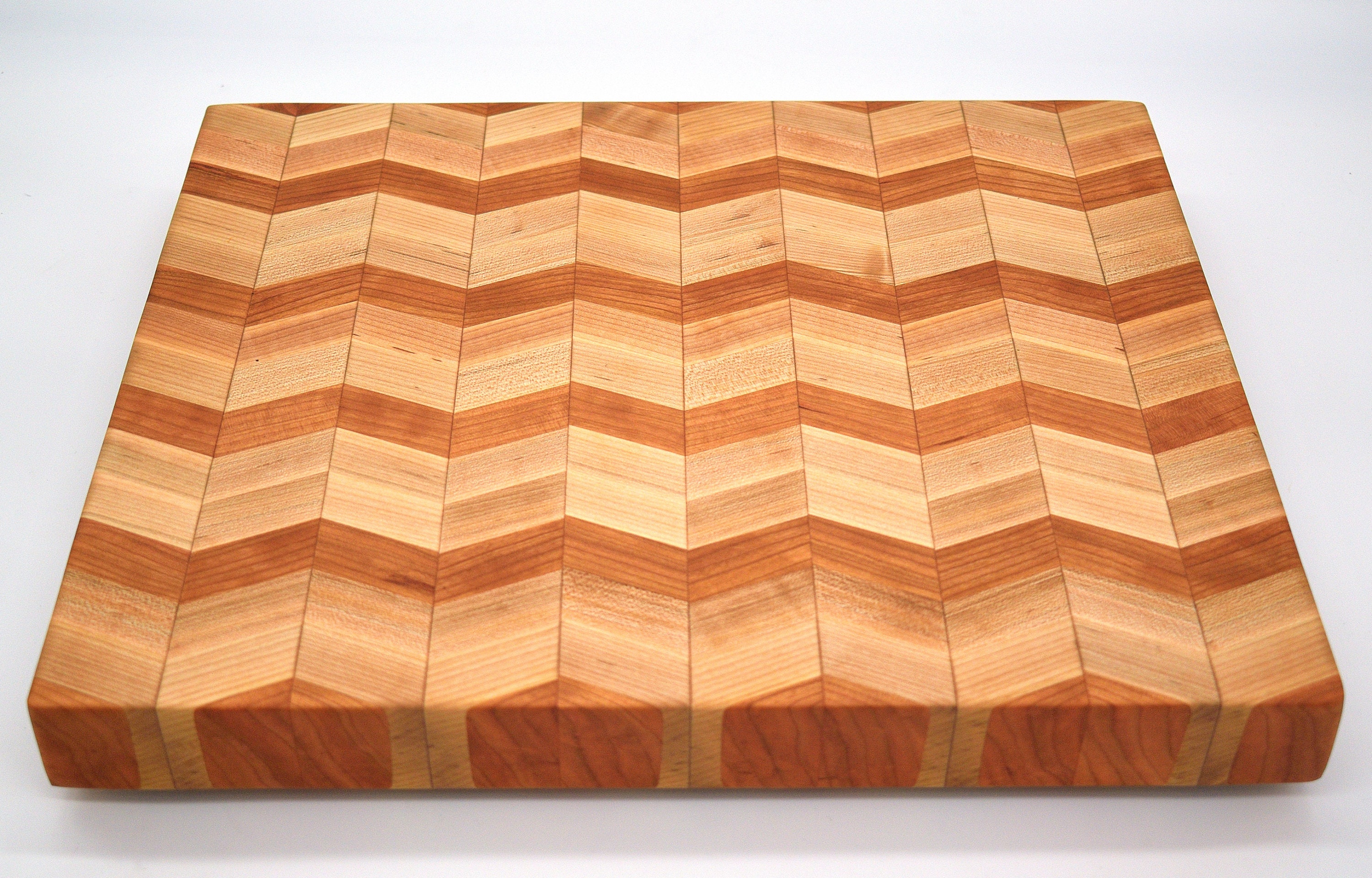 Maple and Cherry Chevron Pattern Cutting Board - Etsy.de