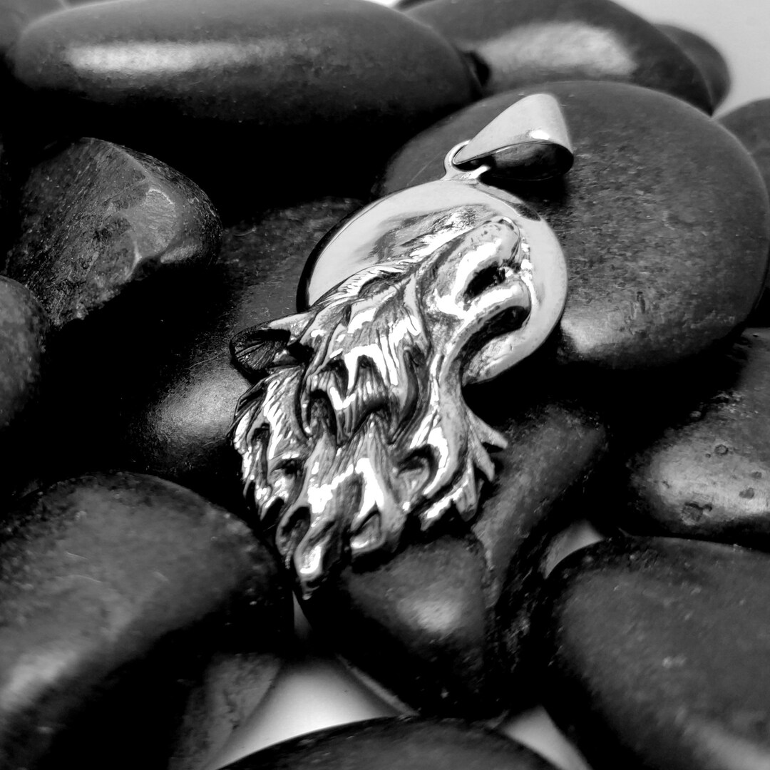 Howling Wolf Pendant - Etsy