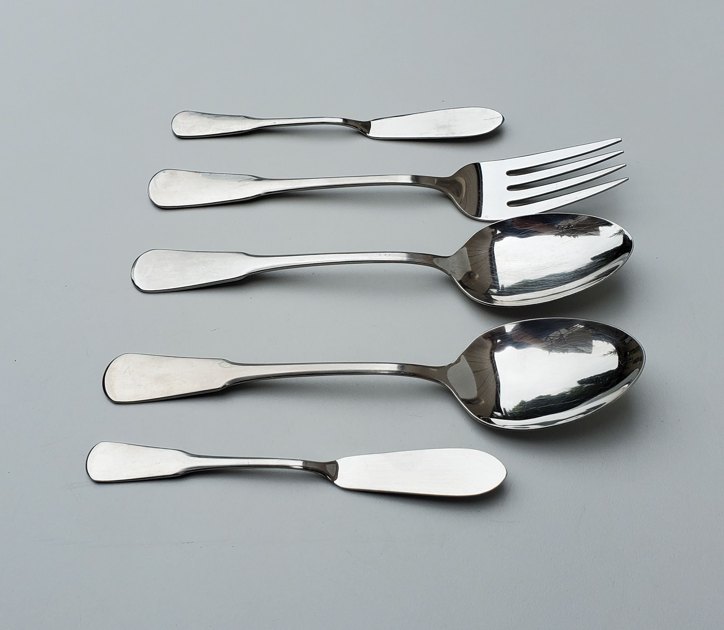 Oneida Deluxe Stainless Yankee Clipper Pattern Set of 5 Serving Pieces 2 Large Serving Spoons 1 ...