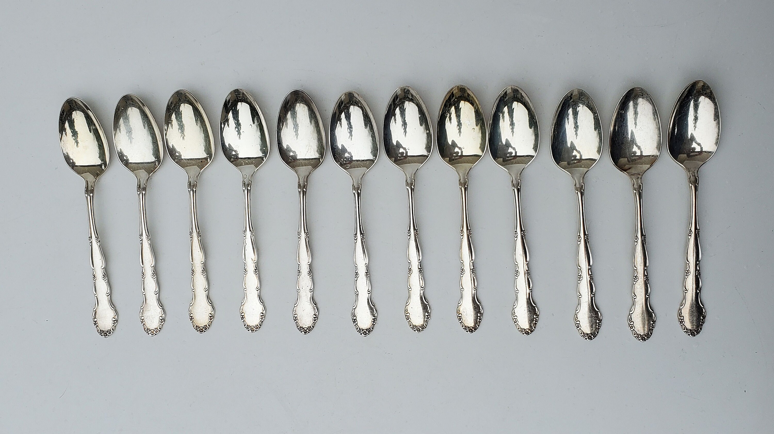 Oneida 1881 Rogers Silverplate Flirtation Pattern Set of 12 Soup Spoons ...