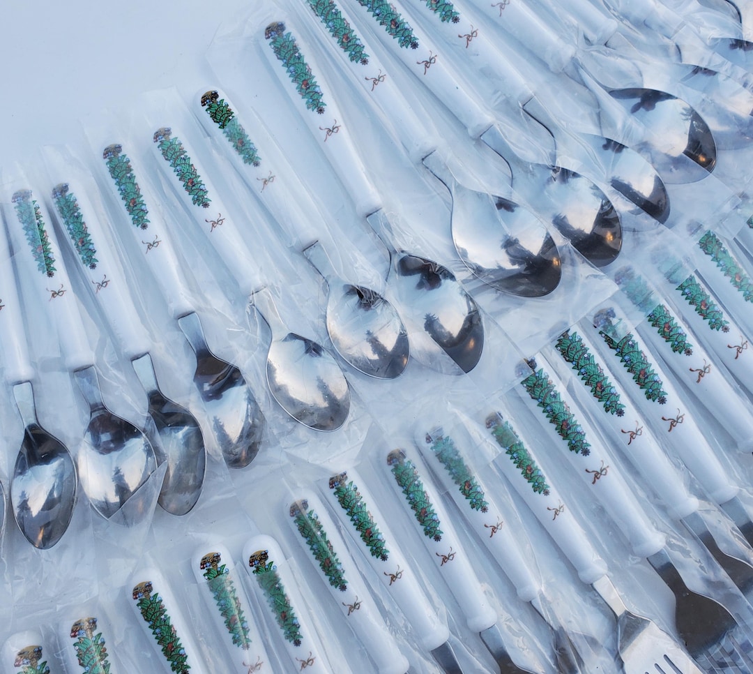 Christmas Tree Holiday Flatware Set 40 Pc Set White Plastic Handles ...