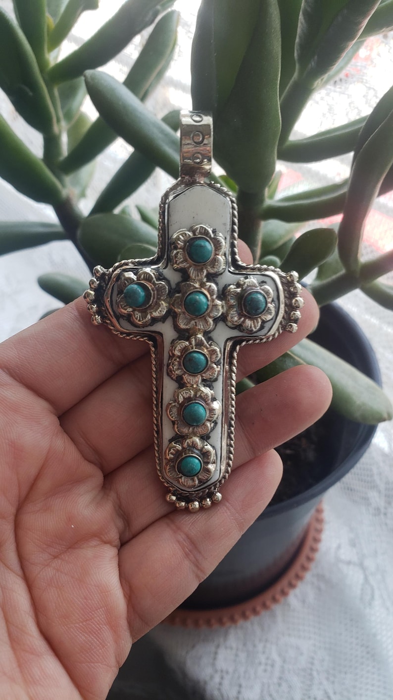 Cruz tallada en hueso con colgante de turquesa, hecha a mano, nepalí ...