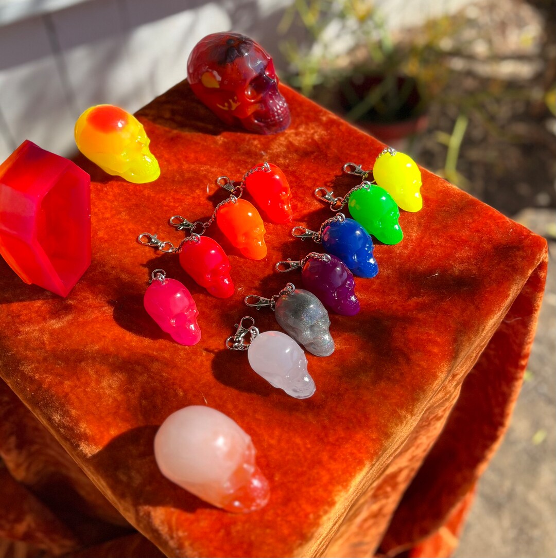 Iridescent Rainbow Epoxy Resin Skull Keychain Sparkly Rainbow Goth ...