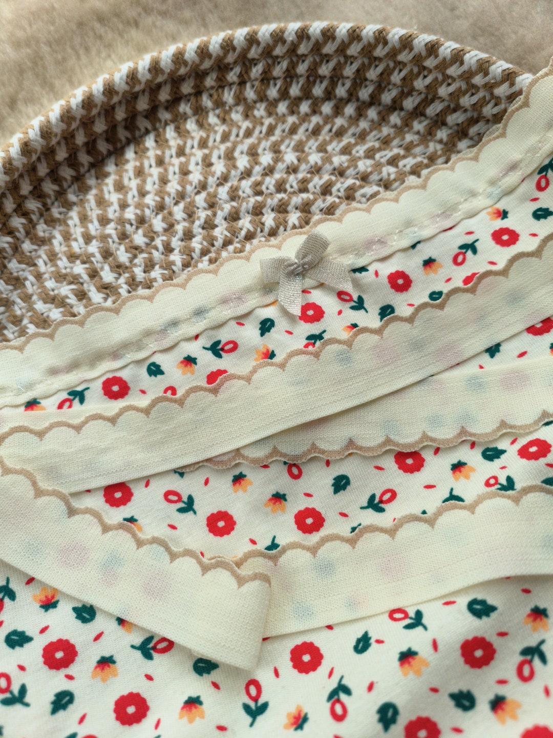 2 Metres, 20mm(0.79") Wide off White Elastic Band With a Scalloped Edge ...