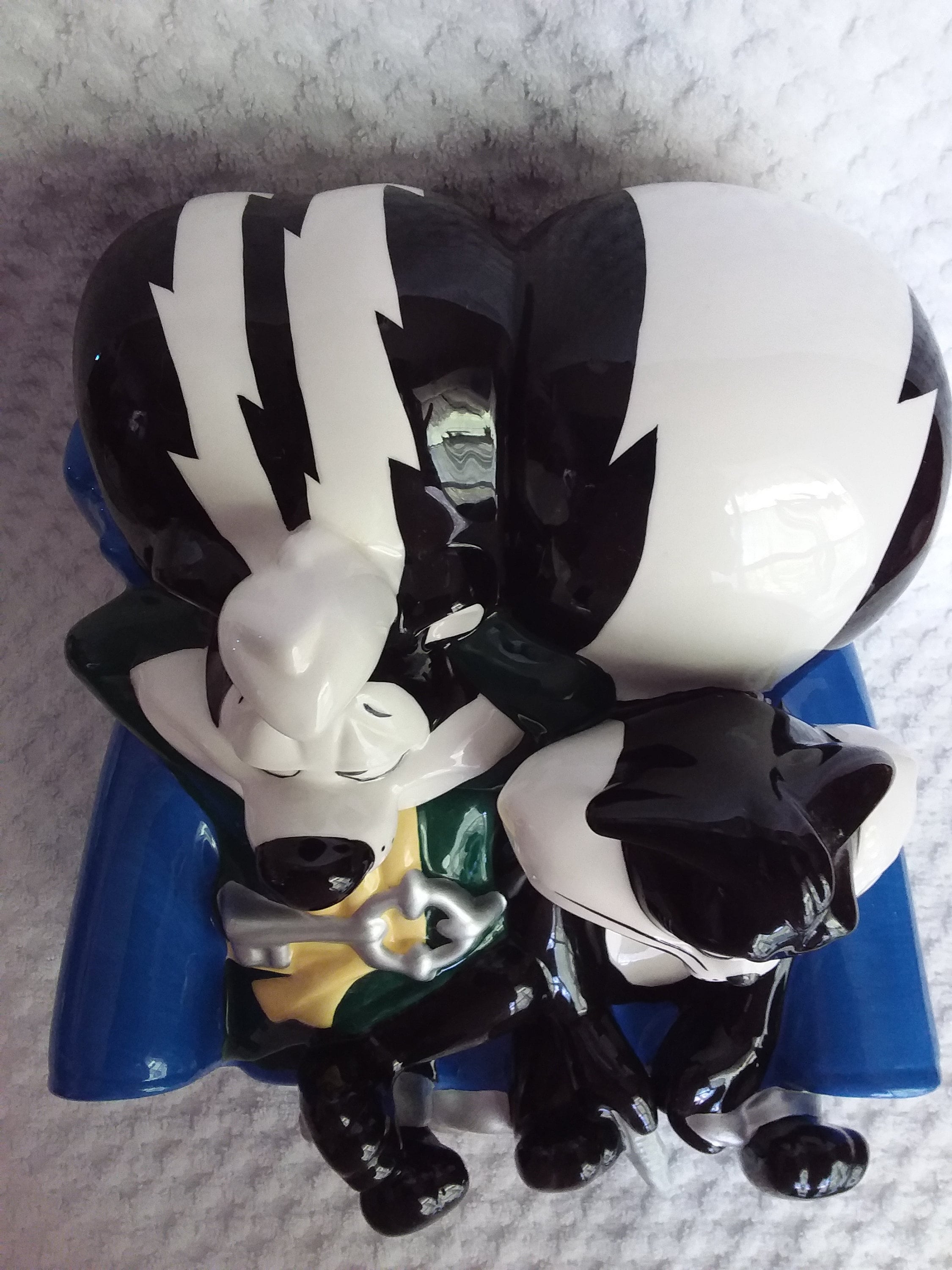 Vtg Pepe Le Pew Cookie Jar, Trying to Snuggle Penelope in Blue Chair ...