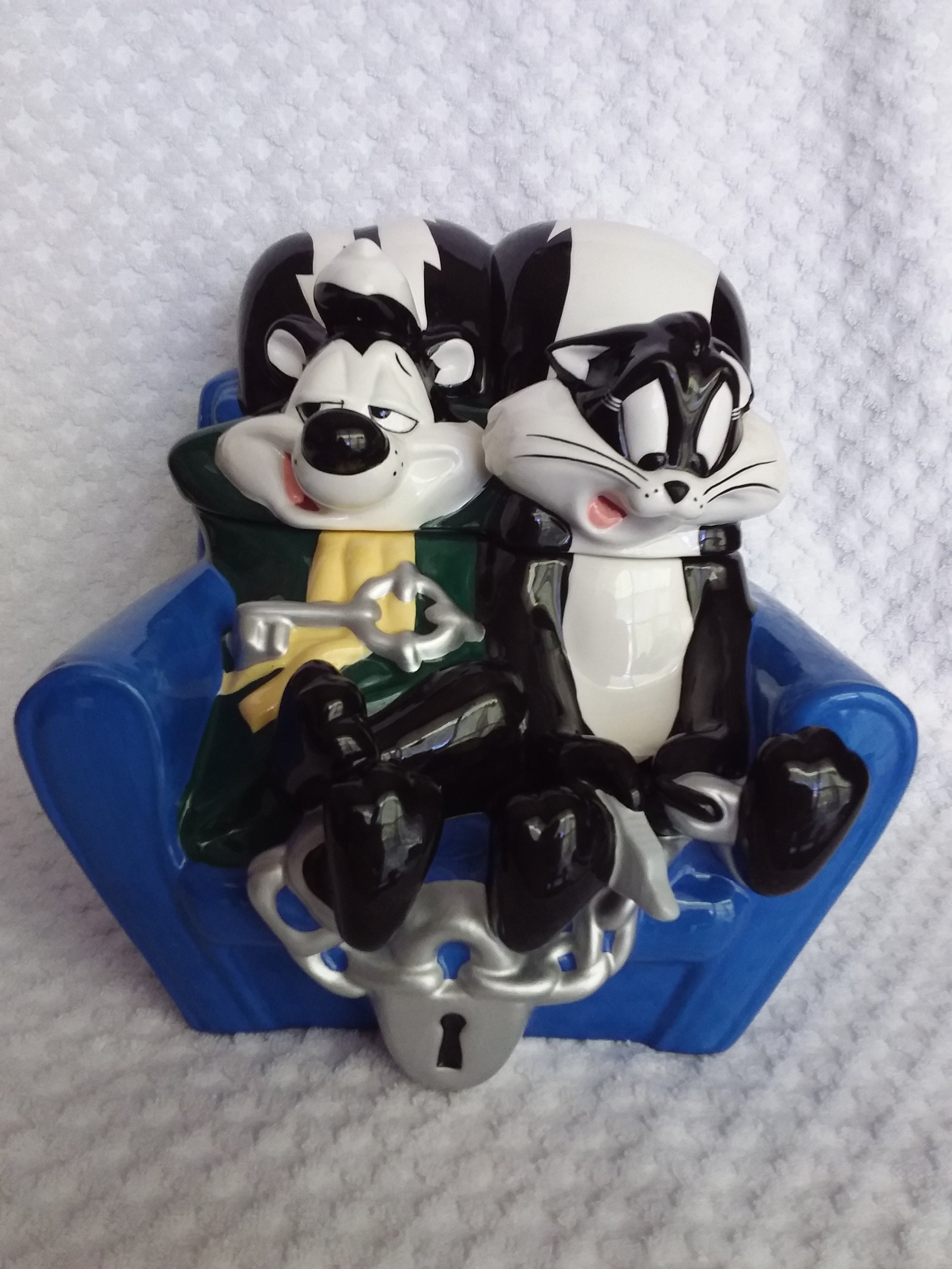 Vtg Pepe Le Pew Cookie Jar, Trying to Snuggle Penelope in Blue Chair ...