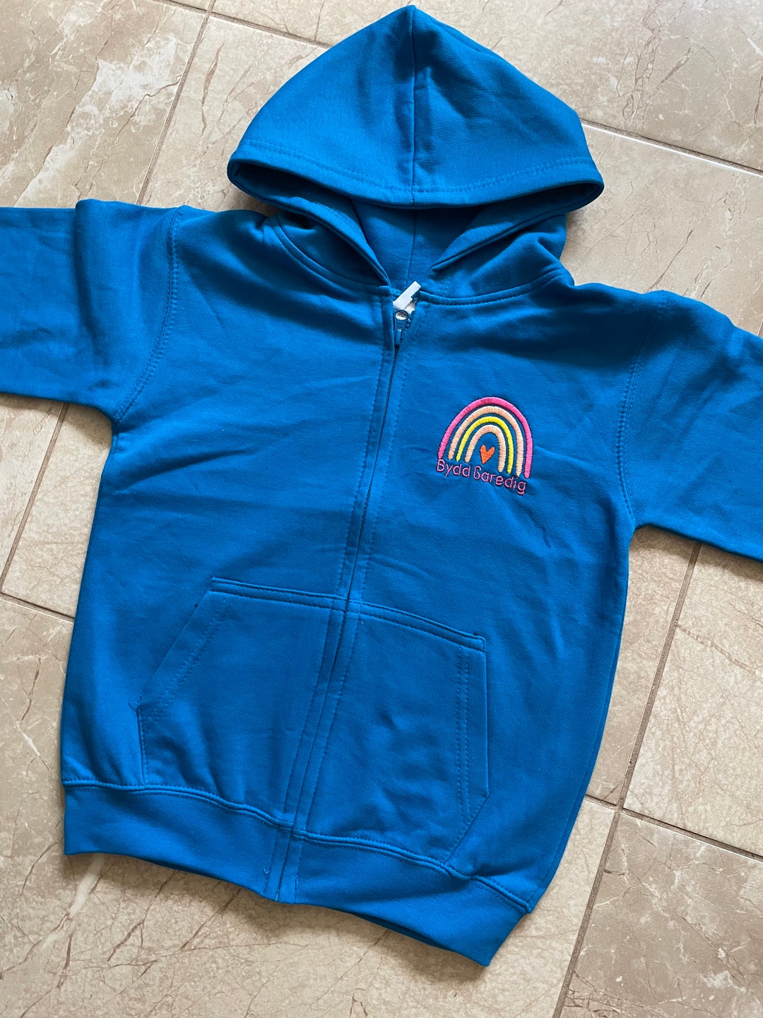 Adultes Zip up Hood Bydd Garedig Be kind rainbow enfys hwdi zip plentyn ...