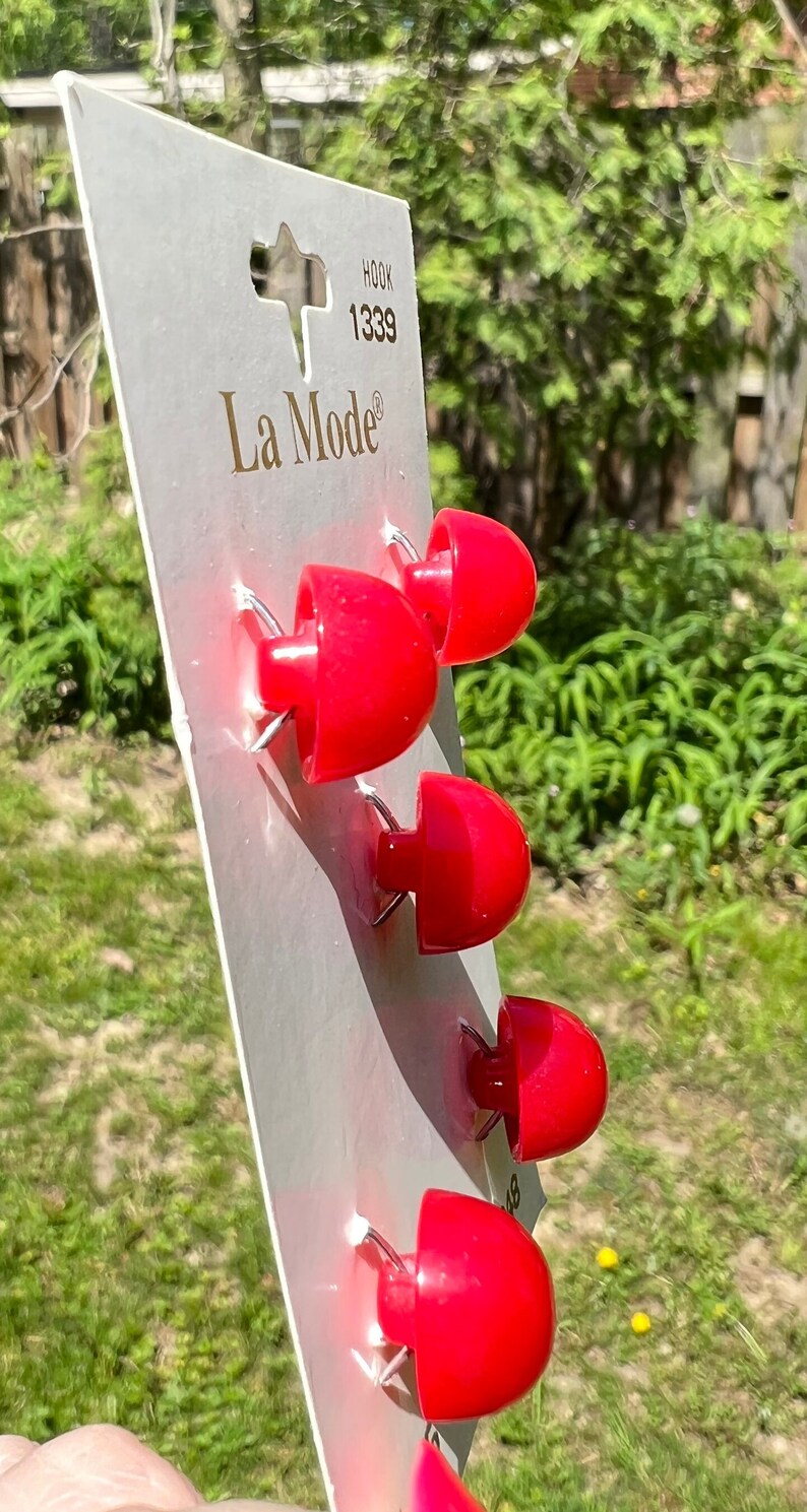 Vintage La Mode Buttons on Card, Red or White Ball Shaped Buttons With ...