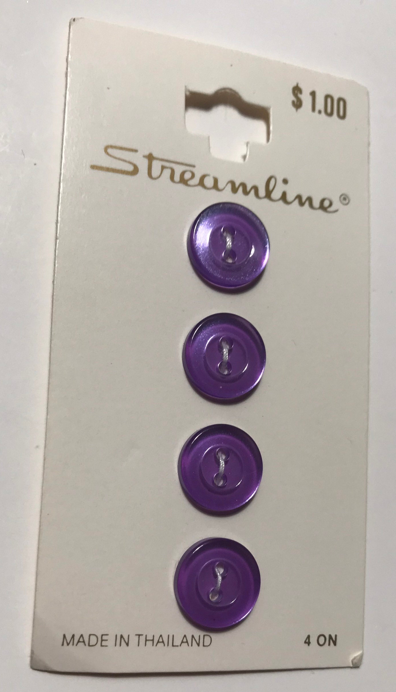 Vintage Set von 4 kleinen runden Streamline Buttons auf Karte, kleine ...