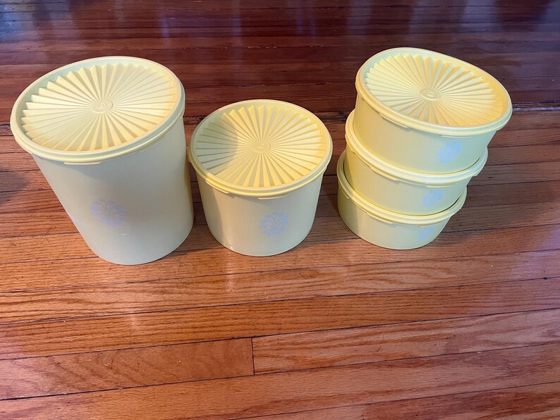 Vintage Set of 5 Bright Yellow Tupperware Canisters, One 9”X 8, One 6 ...
