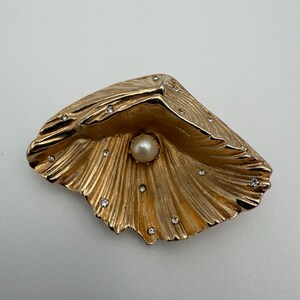 Vintage Unsigned Gold Tone Clam Shell Brooch With Rhinestones and Pearl ...